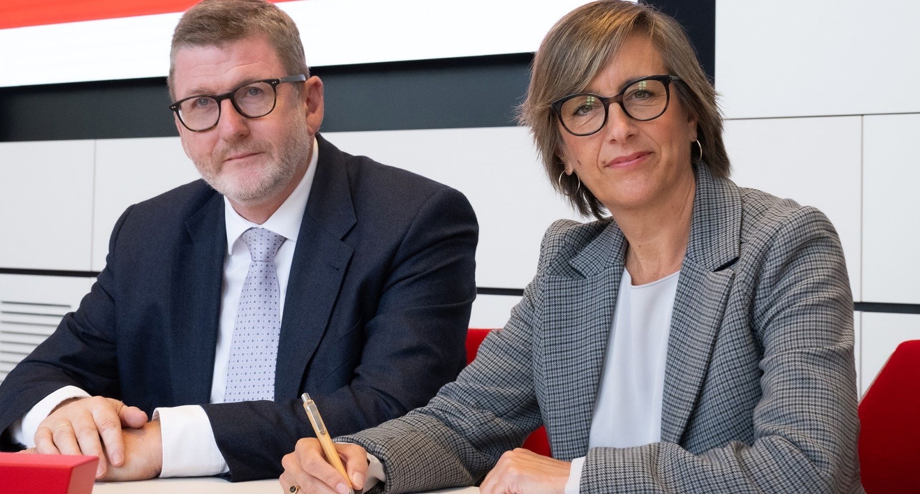 Am Tag vor ihrem Start als rbb-Intendantin: Ulrike Demmer unterschreibt ...