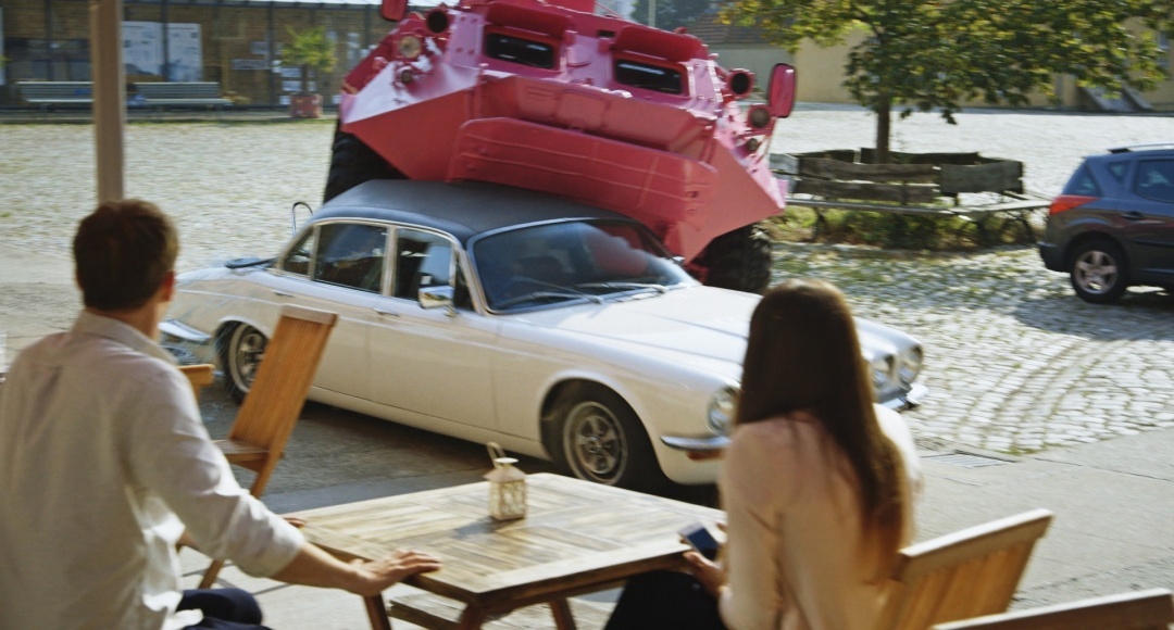 Frauensender Glitz lässt den Pink Panzer anrollen