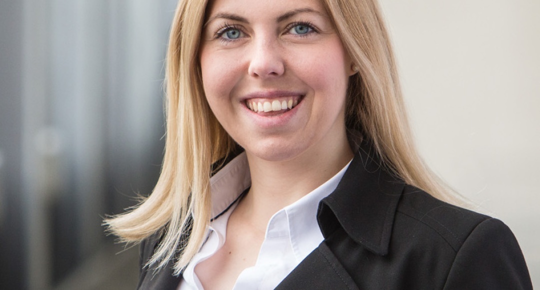 Caroline Päffgen stürmt bei Sporttotal.tv aufs Spielfeld