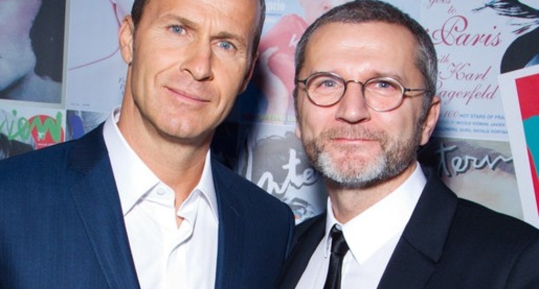 Angelina Jolie spricht mit Clint Eastwood