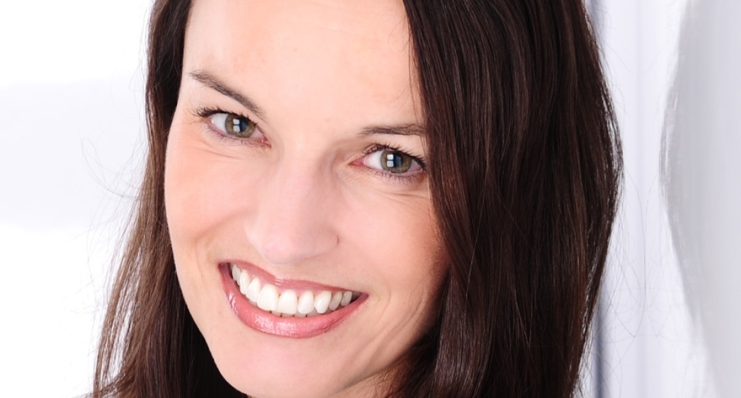 Sandra Holstein arbeitet für iq media