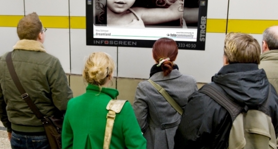 Infoscreen-Spots Kopf an Kopf mit TV-Werbung