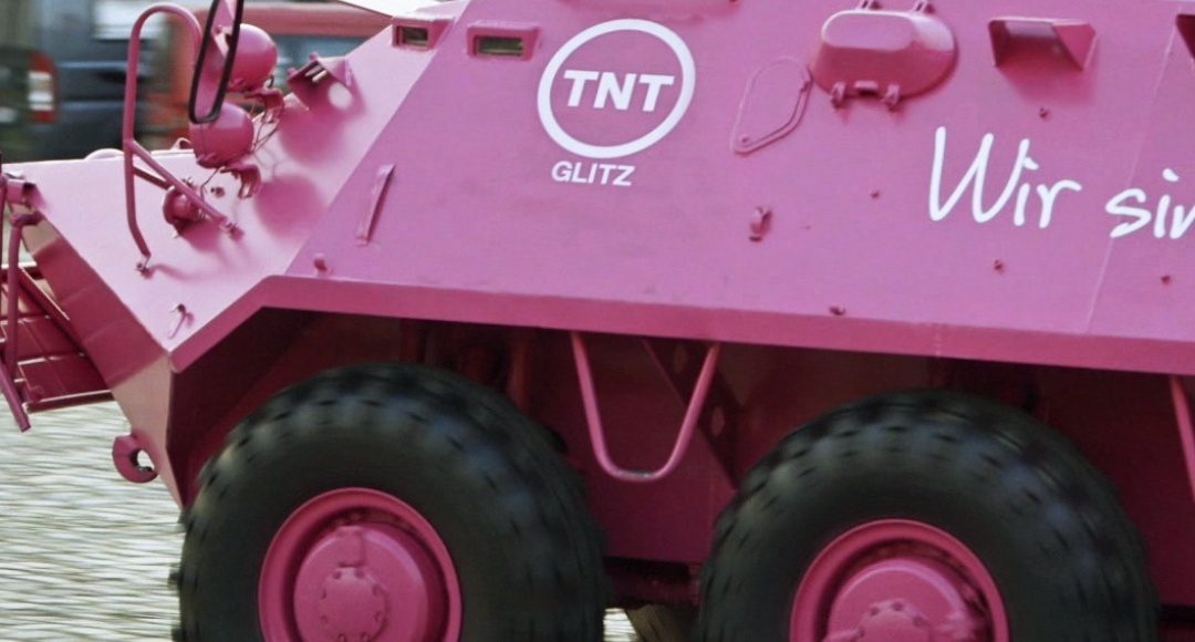 Frauensender Glitz lässt den Pink Panzer anrollen