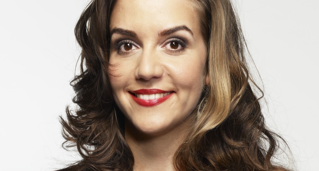 Nadja Raoufi trinkt Dosenbier mit Hugh Jackman