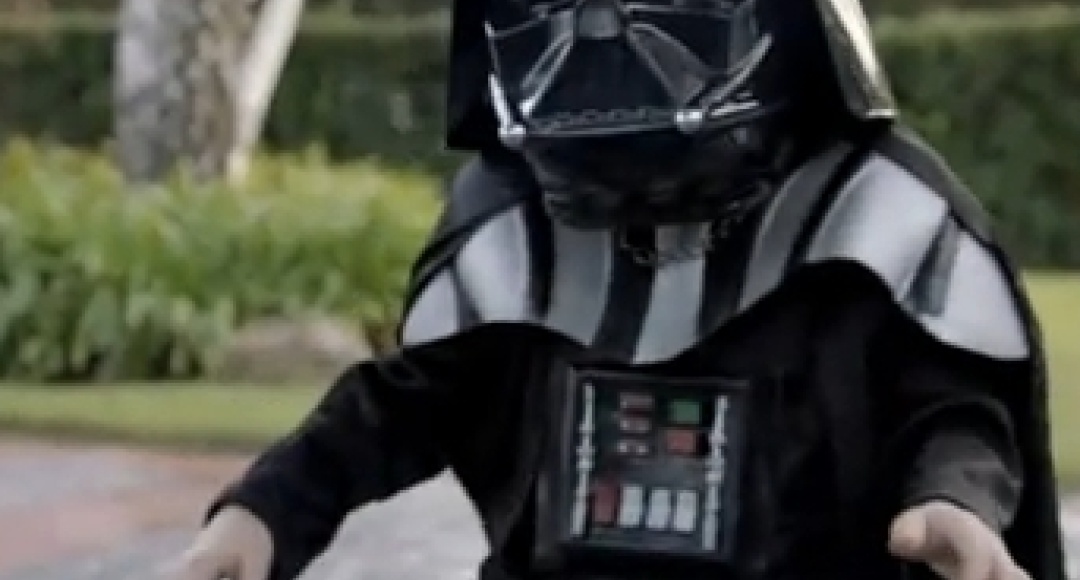 Mini-Darth-Vader bezwingt Volkswagen