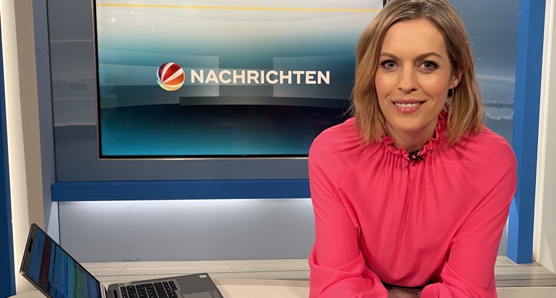 Jule Gölsdorf präsentiert die Sat.1-Abendnachrichten