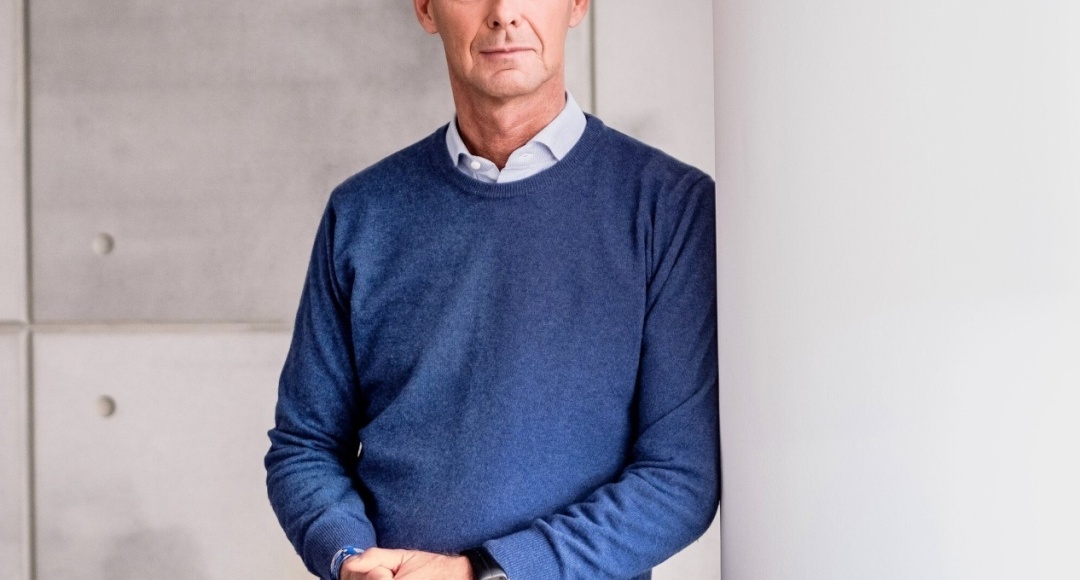 Wie fest sitzt Rabe im Sattel?